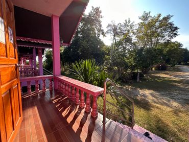 ดูบรรยากาศ | Ploy Chomphu Resort